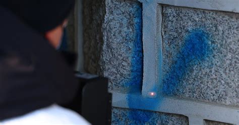 레이저 장비로 지우는 낙서