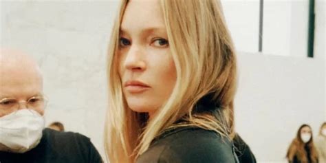 48 летняя Кейт Мосс искупалась обнаженной и попала на видео