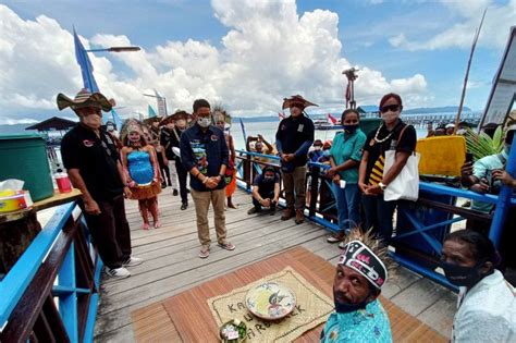 Menparekraf Disambut Dengan Prosesi Mansorandak Di Raja Ampat ANTARA News