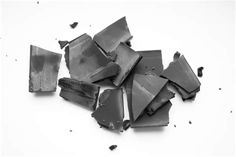 흑백 사진 흰색 배경에 초콜릿 조각이 슬라이드에 놓여 있습니다 테이블 위에 깨진 초콜릿 조각 사진 이미지에 대한 스톡 사진 및 기타 이미지 Istock