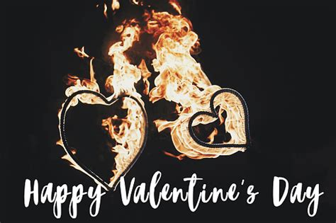 해피 발렌타인 데이 텍스트 인사말 카드 검은 배경에 두 황금 화재 마음 불꽃 밤에 화재 쇼 행복 발렌타인 데이 개념입니다 벵골 화재 불타는 마음입니다 텍스트 공간 개념에