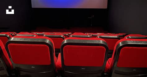 빨간 좌석과 프로젝터 스크린이있는 극장 사진 Unsplash의 무료 영화 이미지