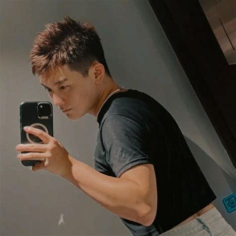 第一次來三和夜市 遇到一群89男蝌蚪 他們看到我們經過他們 就在旁邊喊，小心點不要靠近，他們有帶槍 我就默默回，我有槍啊，「娘娘槍」 鳥也不
