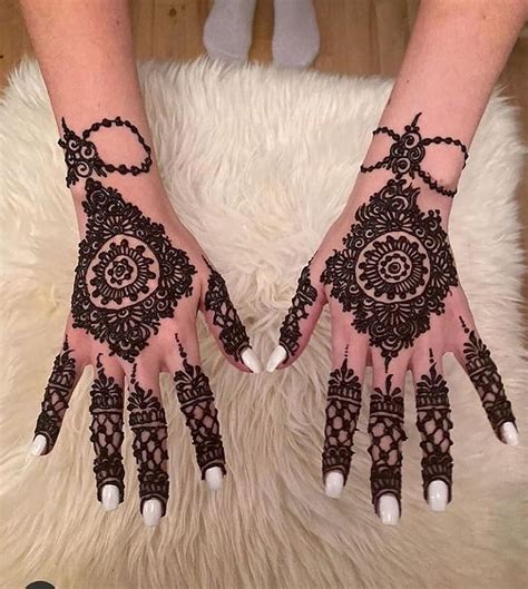 Karwa Chauth Mehndi Designs करवा चौथ पर पति के नाम लगाएं ये खूबसूरत