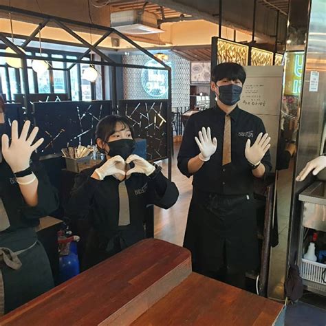 이태리국시 코로나바이러스예방 전직원마스크착용😷 전직원위생장갑착용 손소독제사용 코로나바이러스 예방 을 위해 전직원이 마스크와 위생장갑을 사용하고있고 손소독과