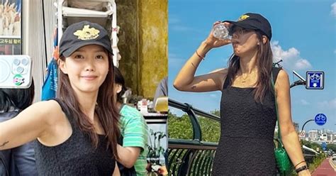 채정안 스타일 꽉 잡은 청계천 나들이 민소매 일자 핏 원피스룩 패션엔