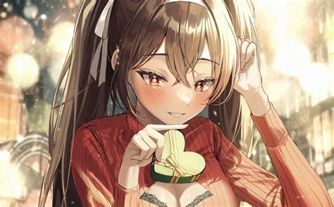 Обои на рабочий стол Девушка в оранжевом свитере с зеленым сердечком в руке обои для рабочего