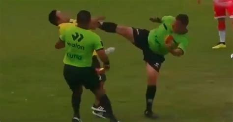 Video La Patada ‘karateca Que Aplicó Un árbitro En Pleno Partido De Fútbol