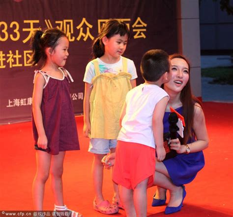 图文：刘彦池主持亲和力十足 小正太吻刘彦池 搜狐体育