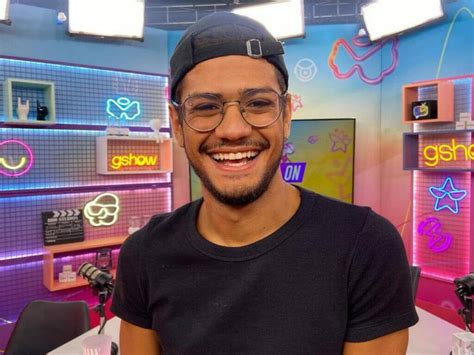 Após assumir bissexualidade Gabriel Santana fala sobre ataques na