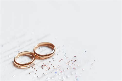 반짝이 Rhinestones와 종이 초대에 골든 웨딩 링입니다 결혼식 세부 사항 사랑과 결혼의 상징입니다 개인 장식품에 대한