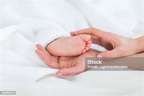 담요 1 년 된 아래 누워 아기 개념 아동의 어머니 지주 피트의 근접 부분 보기 발에 대한 스톡 사진 및 기타 이미지 발
