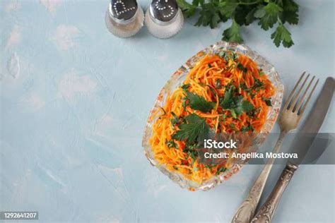 밝은 파란색 배경에 투명 샐러드 그릇에 한국 당근 햄 계란 양파와 버섯 샐러드 최고 보기 복사 공간 0명에 대한 스톡 사진 및 기타 이미지 Istock