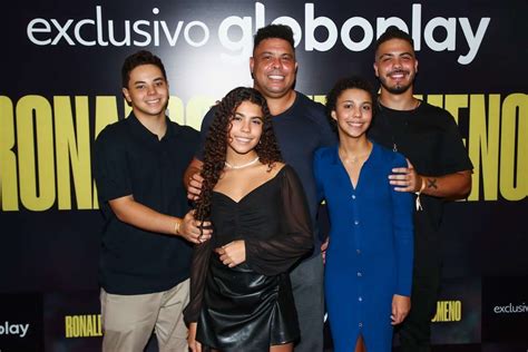 Ronaldo Fenômeno posa os filhos em lançamento de filme Fofocas e Famosos