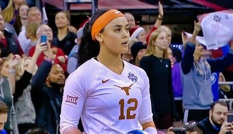 Fans Fell In Love With Texas Keonilei Akana In Volleyball Game