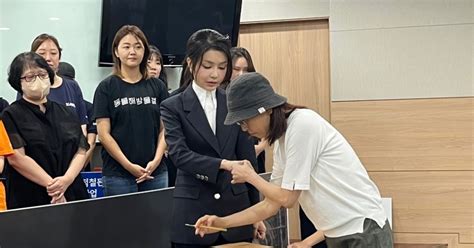 김건희 여사 개식용 종식 회견장에 등장종식될 때까지 노력
