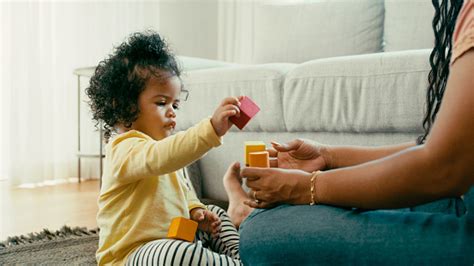 집에서 사고 기술을 배우는 다채로운 장난감을 좋아하는 아기와 놀고있는 건물 개발 및 어머니 어린 유치원 소녀 유아는 엄마 엄마 또는 한부모와 함께 바닥에서 즐거운 시간을