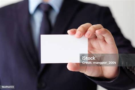 실업가 손을 잡고 빈 흰색 명함 복사 텍스트 배경 개념을 모의 비즈니스 공간을 공란에 대한 스톡 사진 및 기타 이미지 공란 광고 기업 비즈니스 Istock
