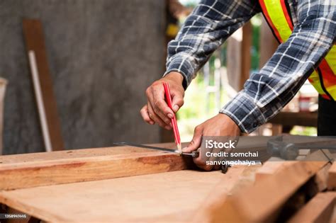 아시아 목수는 목공 가게에서 목공 기계에서 작업합니다 목공 가게에서 일하는 청년 가구에 대한 스톡 사진 및 기타 이미지 가구 건설 산업 공사장 감독 Istock