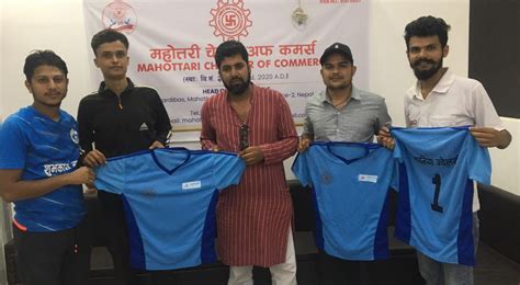 Shirish Newsमहोत्तरी चेम्बर्स अफ कमर्सको खेलाडीलाई टिसर्ट उपहार