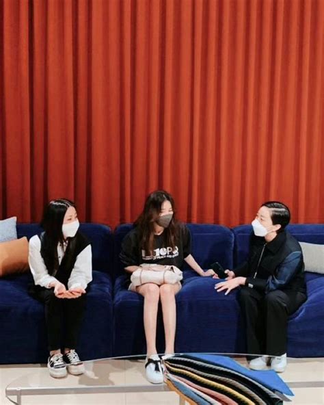 패션엔 이지아 가려도 빛나는 쇼츠 꾸안꾸룩 ‘꾸밀 필요가 없어