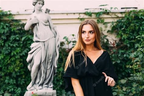 La Jeune Fille En Robe Noire Ferma Les Yeux Et Lui Tint La Main Dans Le
