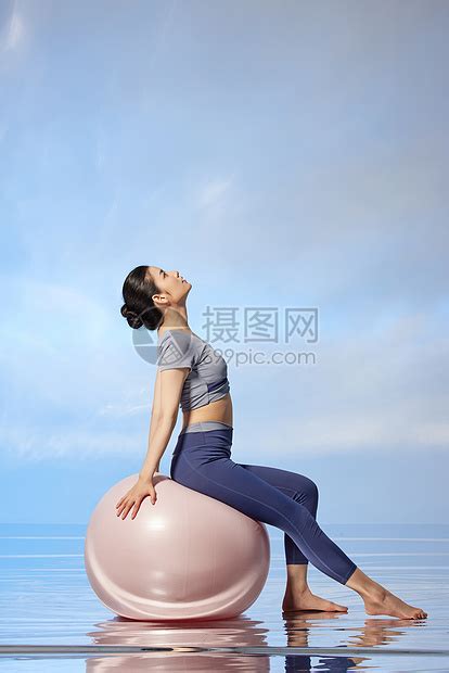 使用瑜伽球锻炼身体的女性形象高清图片下载 正版图片504648462 摄图网