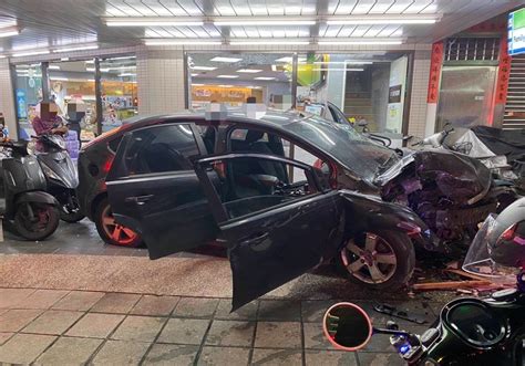 失控撞入騎樓波及16部機車 疑喪屍煙彈毒駕送辦 蕃新聞