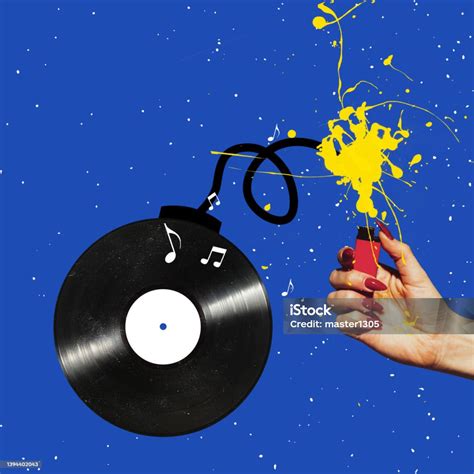 파란색 배경 위에 고립 된 복고풍 비닐 디스크가있는 현대 미술 콜라주 아이디어 열망 상상력의 개념 카드 잡지 표지를 위한 디자인 합성사진에 대한 스톡 사진 및 기타 이미지