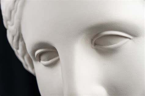 검은 배경에 고 대 동상 금성 머리의 흰 석고 사본 석고 조각 여자 얼굴입니다 조각상에 대한 스톡 사진 및 기타 이미지