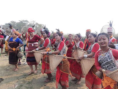 পৰম্পৰা ৰক্ষা কৰি মাছ ধৰাত ব্যস্ত আঙুৰলতা ডেকা আশা বৰদলৈ কত কিমান