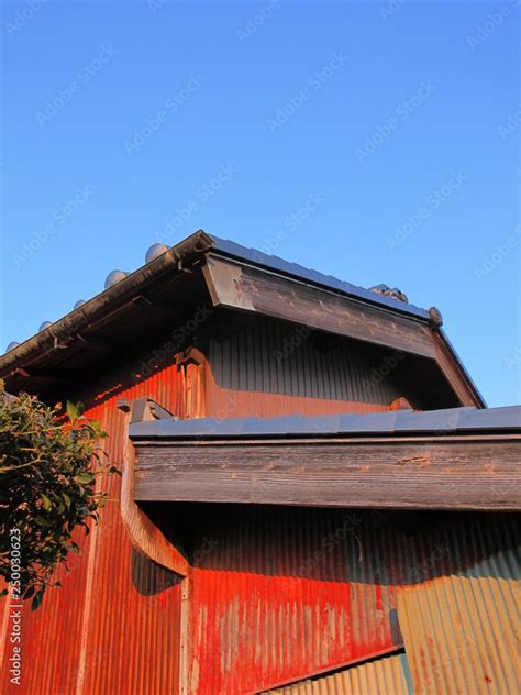 西日の当たるトタン壁の建物 Stock Foto Adobe Stock