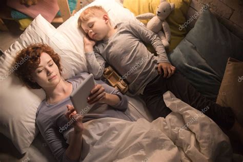 Directamente Encima Del Retrato De La Madre Y El Hijo Leyendo El Libro Juntos Desde La Tableta