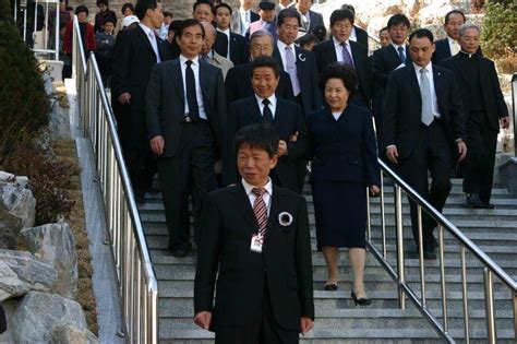 [노무현사료관] [부산민주공원에서 팔짱끼고 계단을 내려오는 노무현 전 대통령 내외]