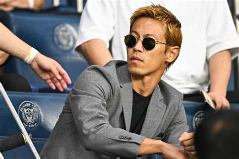 「俺も準備できてる」本田圭佑、まさかの“副審”コラ画像を公開！「反則やろw」「やる気やッ」など反響続々【w杯】｜ニフティニュース