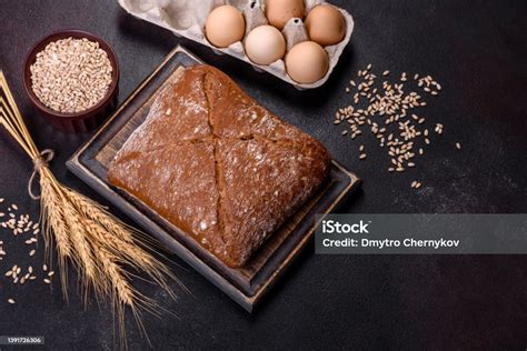 어두운 콘크리트 배경에 아름다운 맛있는 사각형 모양의 갈색 빵 갈색에 대한 스톡 사진 및 기타 이미지 갈색 건강한 생활방식