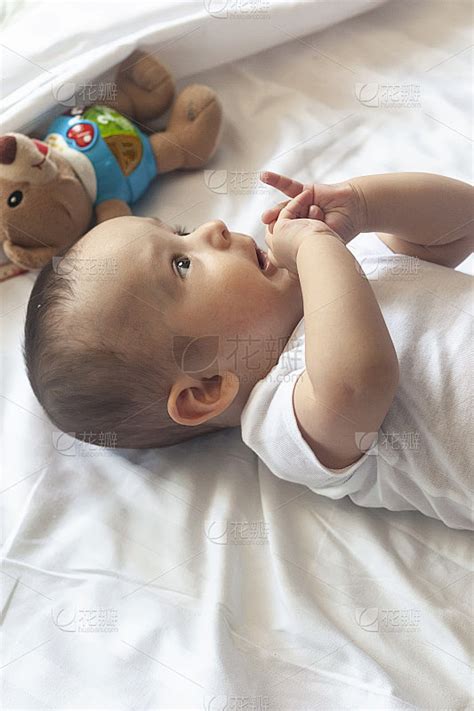 6 8个月大的婴儿躺在床上玩