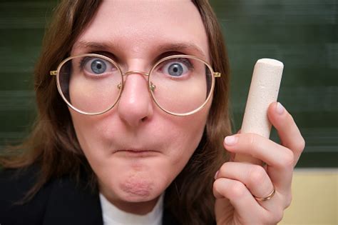 교사는 놀라움과 흥분의 표정으로 칠판 앞에 서서 손으로 분필 조각을 들고 교실에서 학생의 예상치 못한 훌륭한 대답에 반응합니다 35 39세에 대한 스톡 사진 및 기타 이미지