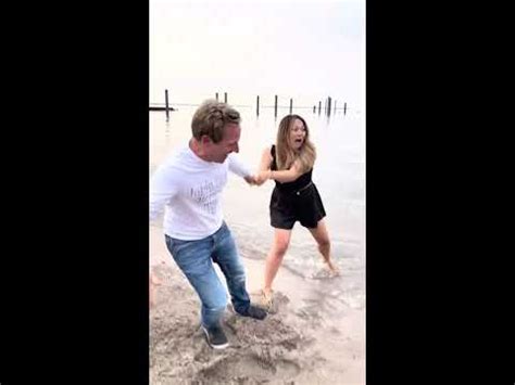 Liebesbeweis Mit Klamotten Ins Kalte Meer Ich Bereue Es Shorts
