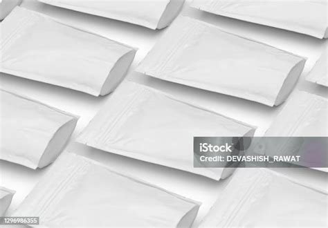 흰색 빈 호일 식품 도이 팩은 지퍼와 파우치 가방 포장을 서 고립 된 흰색 배경에 모형 템플릿 3d 일러스트 스탠드업 파우치에