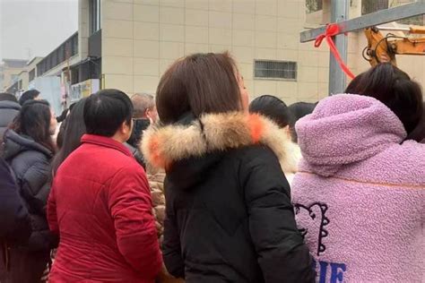 四川南充：江东大道旁龙跃路要修建公厕？却遭到附近居民阻止！施工业主建设
