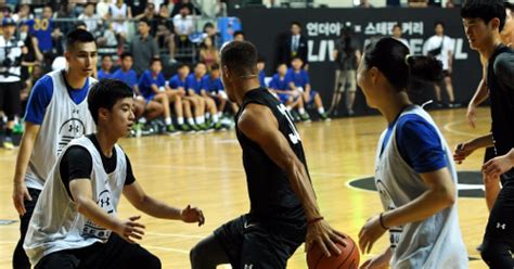 [ss포토] 스테판 커리 주희정 앞에서 현란한 드리블~