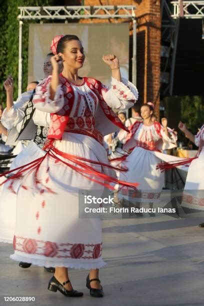 루마니아 티미소아라07042019 댄서들이 공원의 무료 축제에서 전통 아름다운 의상을 입고 전통 루마니아 민속 무용을 들고 있다 공동체에 대한 스톡 사진 및 기타 이미지