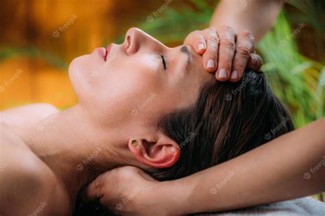 Premium Photo Craniosacral Therapy Massage Therapist Massaging Woman