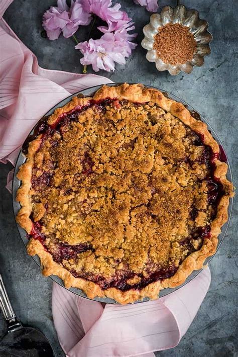 Rhubarb Raspberry Crumble Pie