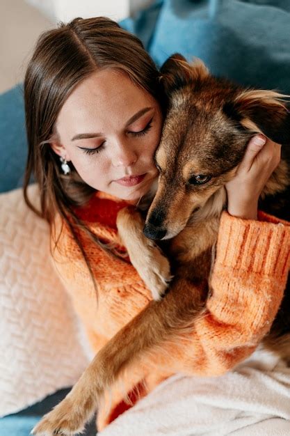 Mulher Acariciando Cachorro Adorável Foto Grátis