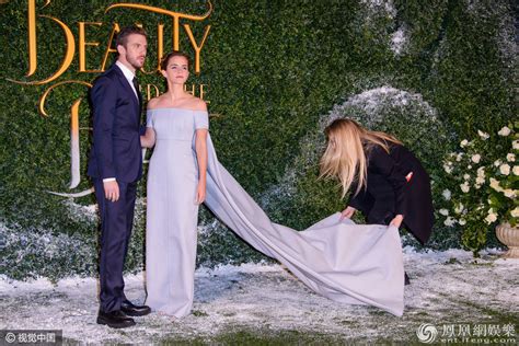 曾经的小赫敏如今长大了艾玛穿拖尾裙展女神范