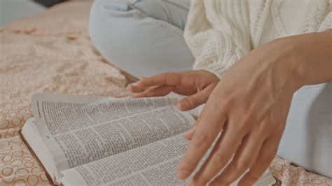 有关上帝 休閒 信仰 信任 側面圖 咖啡色頭髮的女人 哀思 嚴肅 圣书 圣经 在家 坐 基督教 天主教 女人