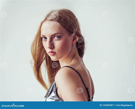 Belle Fille Blonde De Femme Avec De Longs Cheveux Blonds Lisses Et Beau Image Stock Image Du