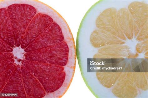 흰색 배경에 고립 된 빨간색과 녹색 자몽의 감귤류 과일 조각 닫기 0명에 대한 스톡 사진 및 기타 이미지 0명 감귤류 과일 건강한 식생활 Istock